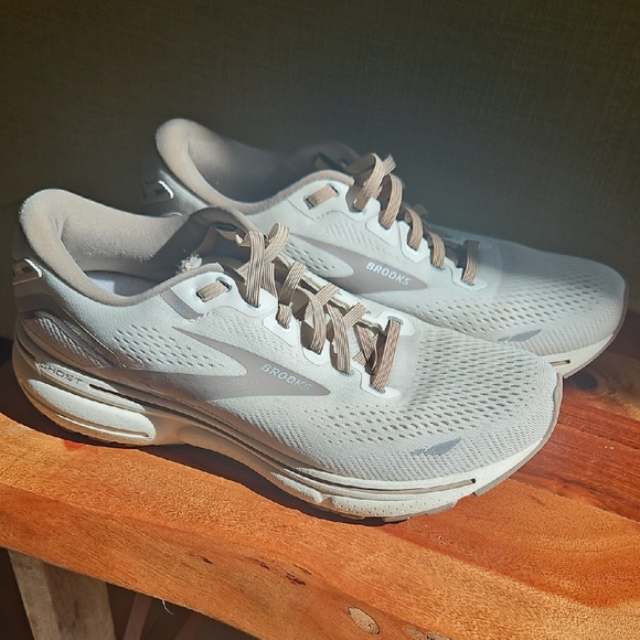 Brooks | Shoes | Brooks Mens White And Tan Athletic Shoes | Poshmark